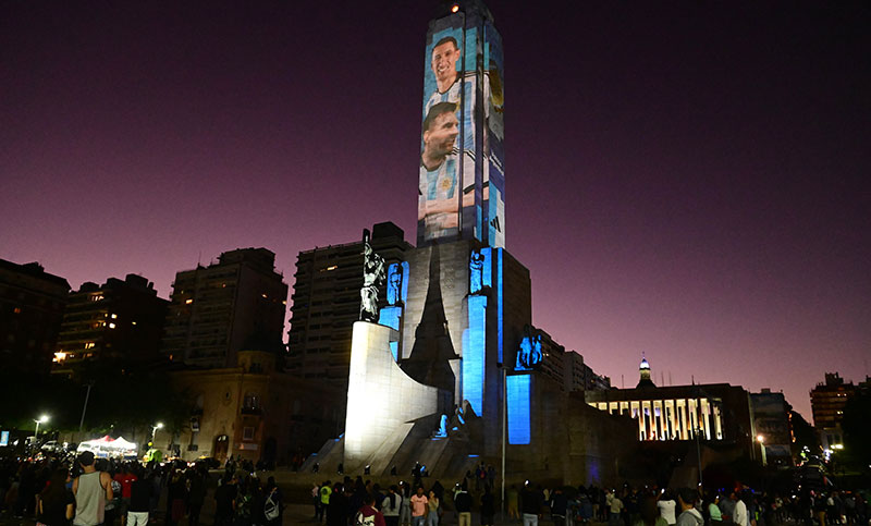 El Monumento homenajeó a Messi y Di María en la previa del debut