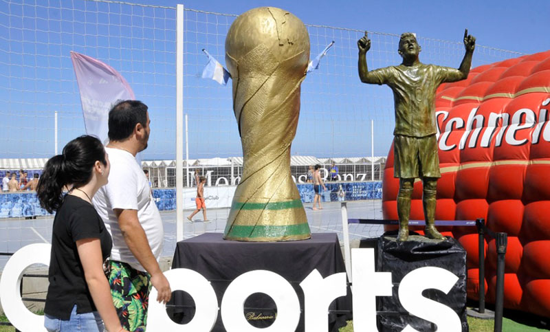 La primera estatua de Messi como campeón mundial fue inaugurada en Mar ...