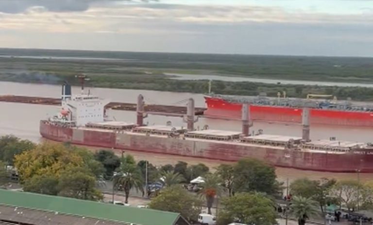 Impactante choque fluvial en el río Paraná
