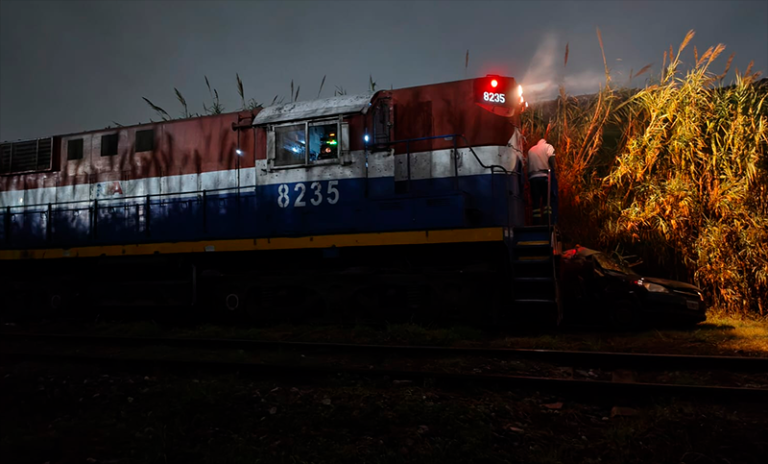 Zona Oeste: un tren embistió un taxi y lo arrastró 100 metros